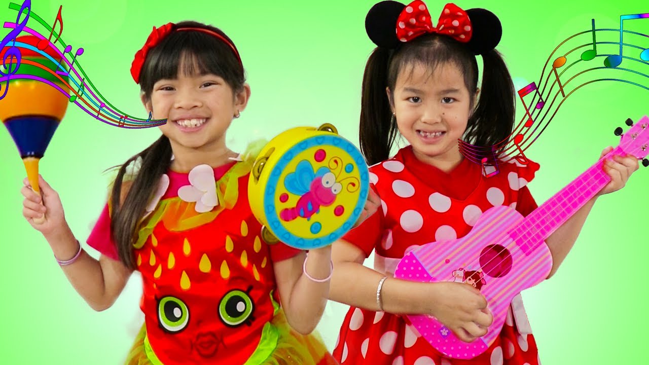 艾玛和珍妮假装玩才艺表演 Emma and Jannie Pretend Play Music Show - YouTube