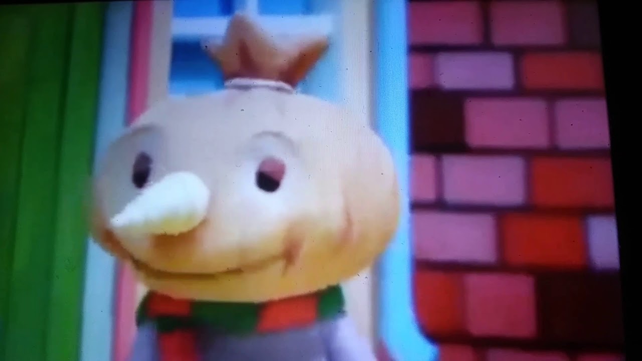 Lisa kicking Spud the Scarecrow - YouTube