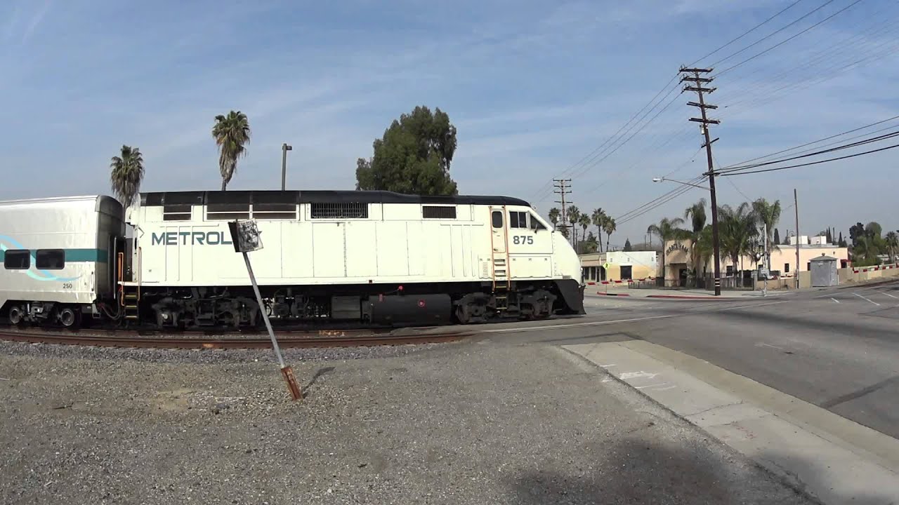 Metrolink F59PHI with massive Horn HD - YouTube