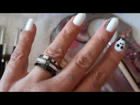 nail design idea for Halloween.