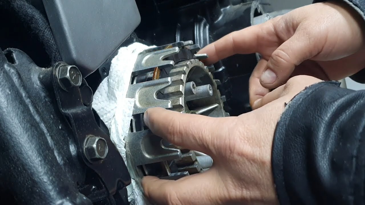 Repairing the clutch fingers (with clutch basket on the bike) - YouTube