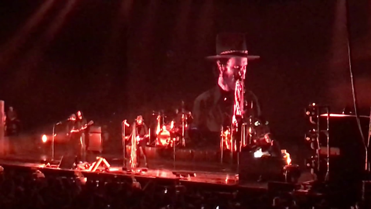 Leiva, Juancho y Patricia Lázaro - Godzilla @ Coliseum Coruña - YouTube