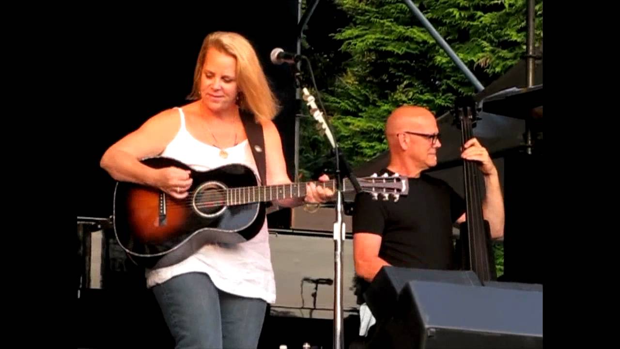 Mary Chapin Carpenter - Halley Came to Jackson - YouTube
