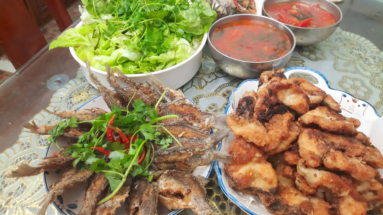 Cá om cà chua,và cá Rán,ăn với rau sống ngon:giản di thôn quê.#1838 ...