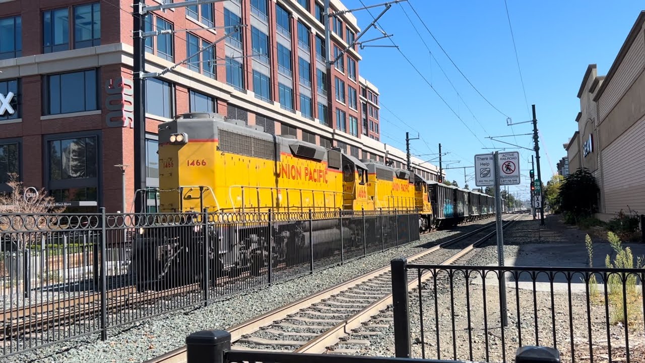 Union Pacific Freight Train LSF51 w/ GP40-2s 1466 & 1488 Long Hood ...