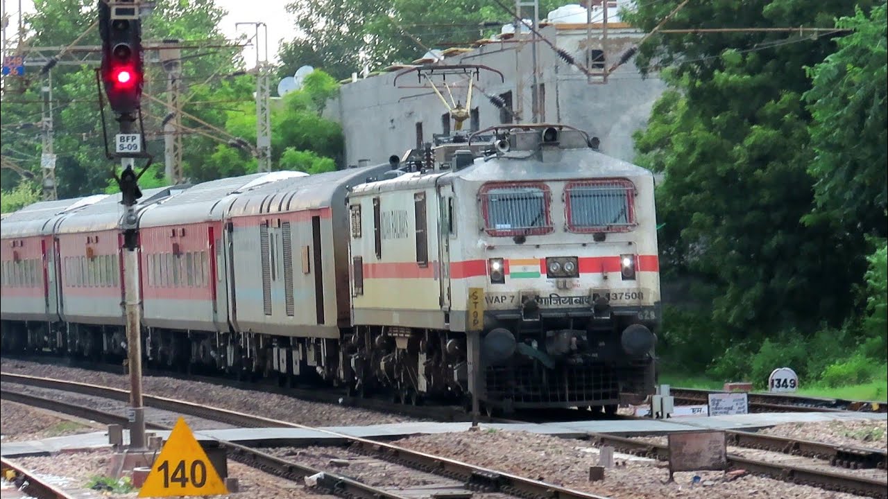 Yog Nagri Rishikesh Indore Express cruising towards Agra Cantt, Indian ...