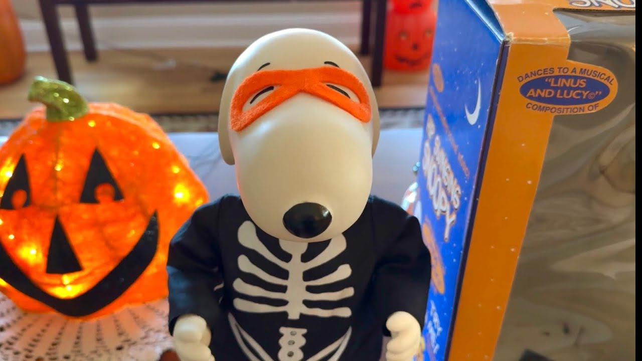 Gemmy 1998 - Hip Swinging Skeleton Snoopy Linus & Lucy - YouTube