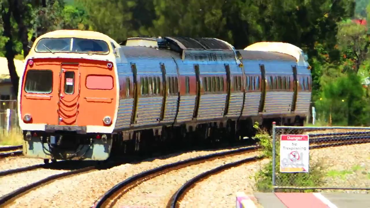 2000 Class Train Leaving Islington - YouTube