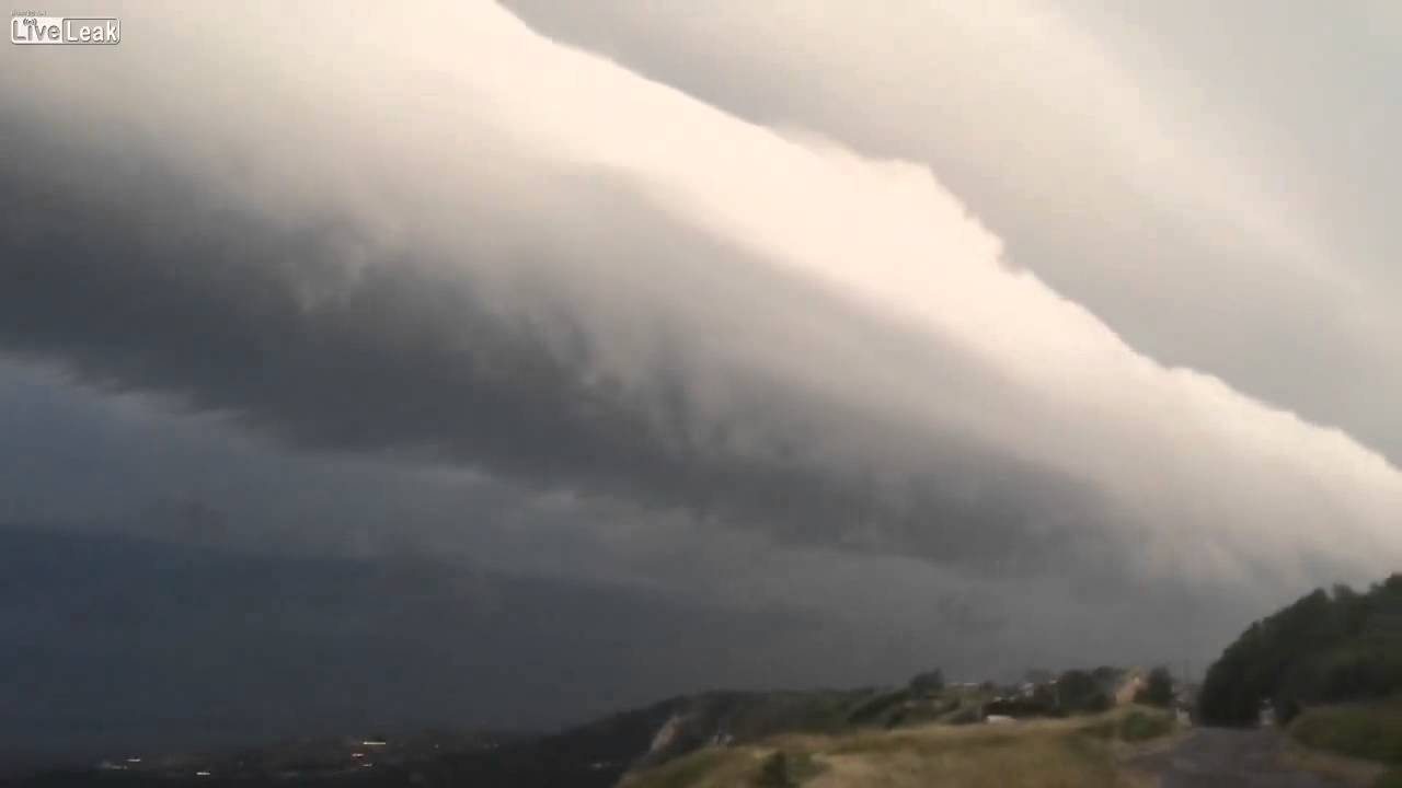 Huge wind speed associated with a gust front of a storm - YouTube