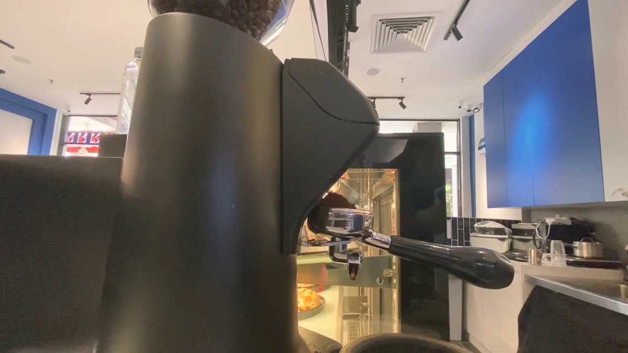 Latte Art in Zus Coffee - YouTube
