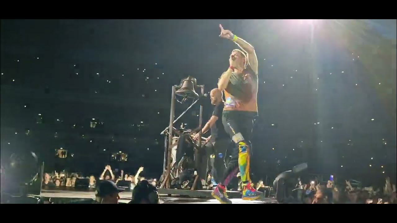 Coldplay LIVE - "Hymn For The Weekend" - Wembley London - August 12th ...