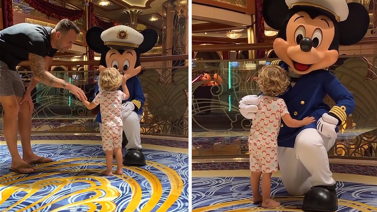 Heartwarming moment little kid gets to meet Mickey Mouse - YouTube