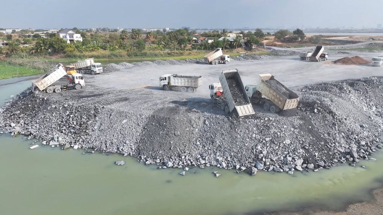 Wheel LoaderSDLG Push Rock With DumpTruck Delivery Rock Filling Land ...