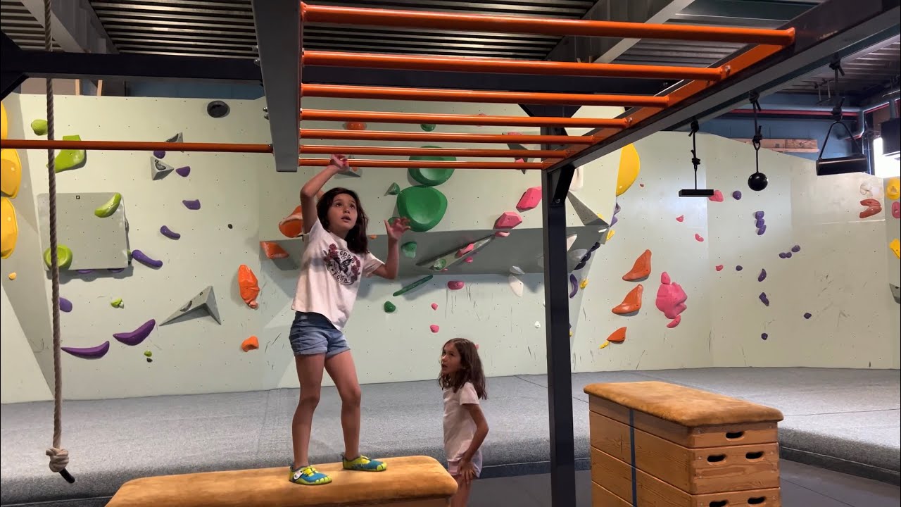 Elissa & Melvina - Klättring på Grepp i Lerum - YouTube