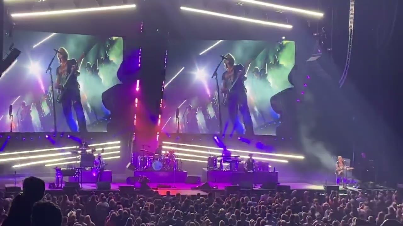 @Keith Urban - Kiss a Girl (with Bad Habits), 8/28/22 Milwaukee - YouTube