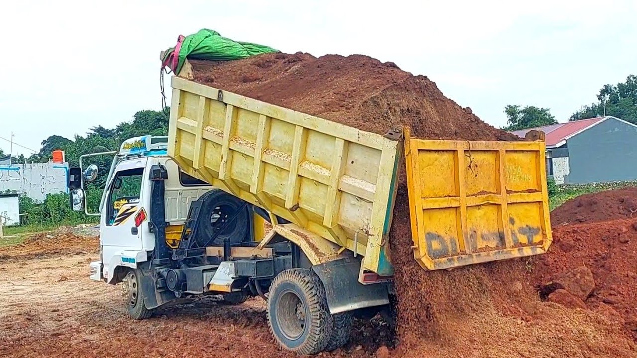 Mobil Truk Pengangkut Tanah Jomplang Muatan Tanah Full Bak... - YouTube