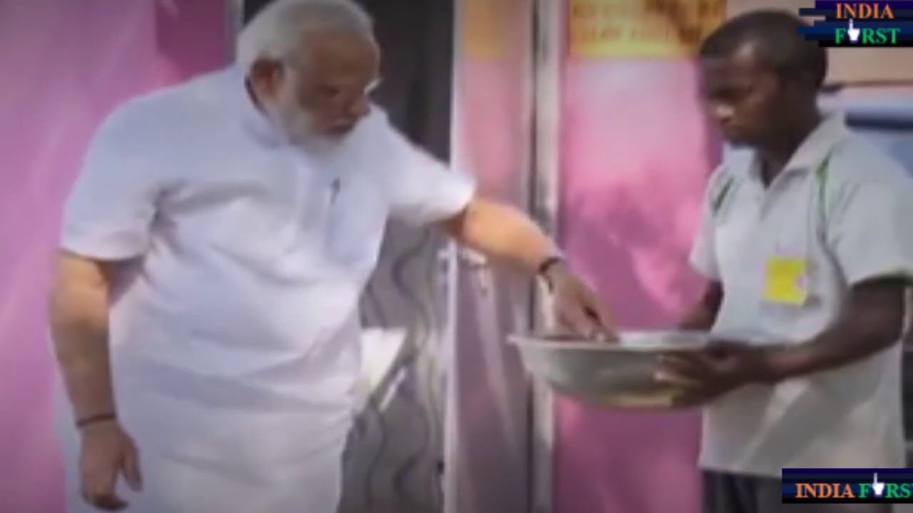 PM Narendra Modi's Shramdan for Toilet Construction | Swachh Bharat ...