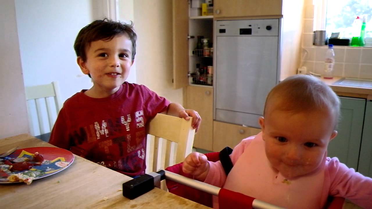 Funny kids being cute during lunch - YouTube