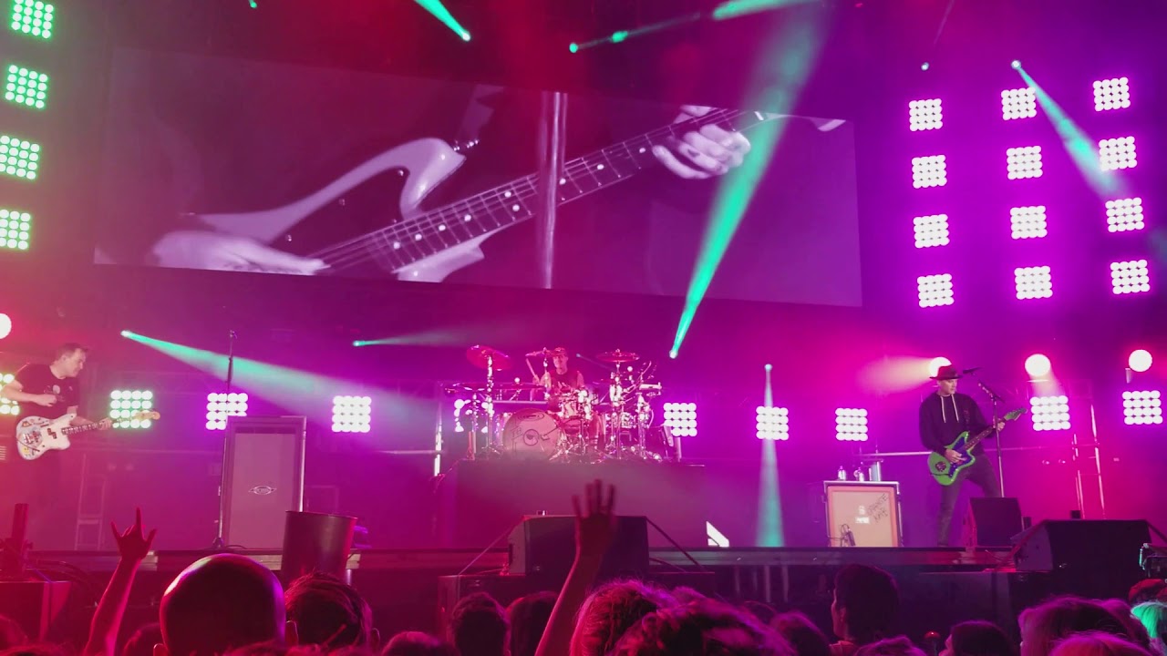 blink-182 - Just like in heaven (the Cure cover) @KROQ Winnie roast ...