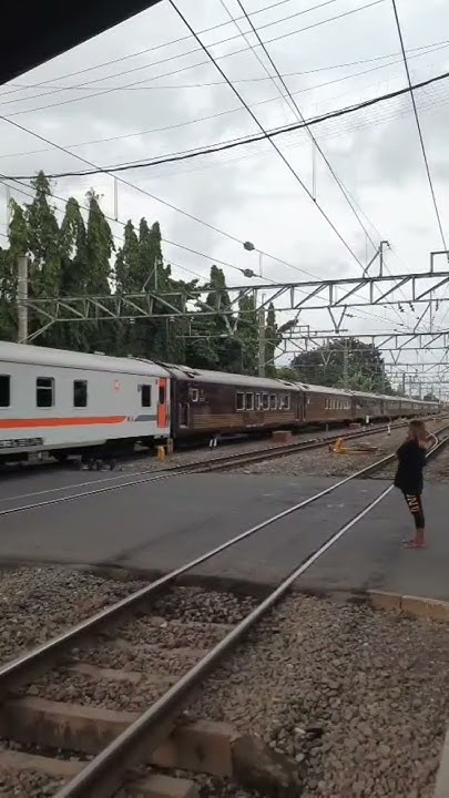 langsiran ka java priority dengan lokomotif cc 201 si merah #kereta # ...