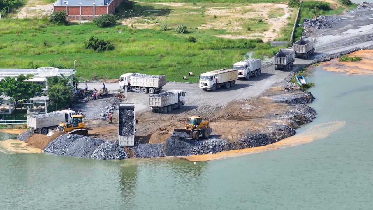 World Excellent Techniques Operator Wheel Loader Spreading Gravel Rock ...