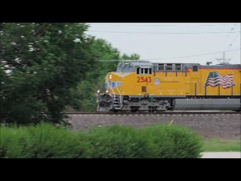 UP engine 2543 a new GE C45AH leads a autorack in Rochelle IL - YouTube