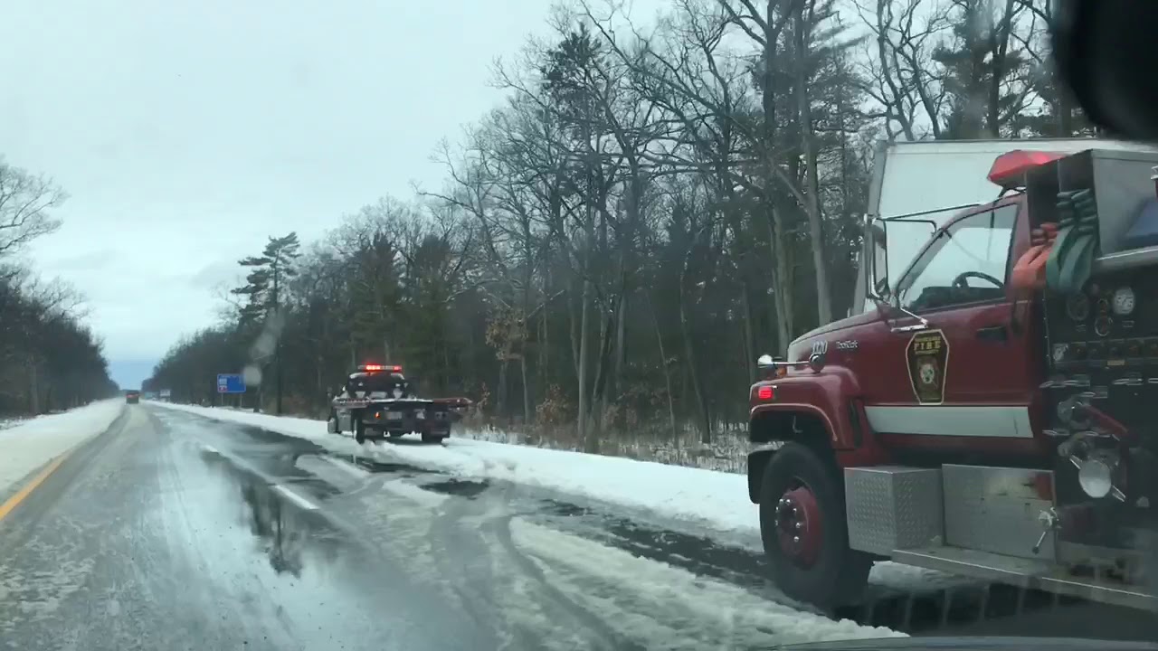 Jackknifed semi on U.S. 31 in Muskegon County - YouTube