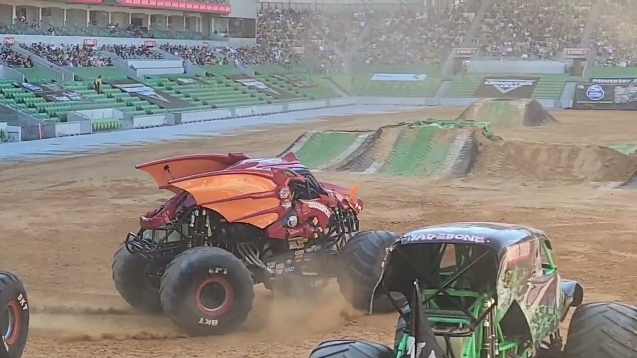 Monster Jam Melbourne Australia 2022 Dragonoid ends up on side - YouTube