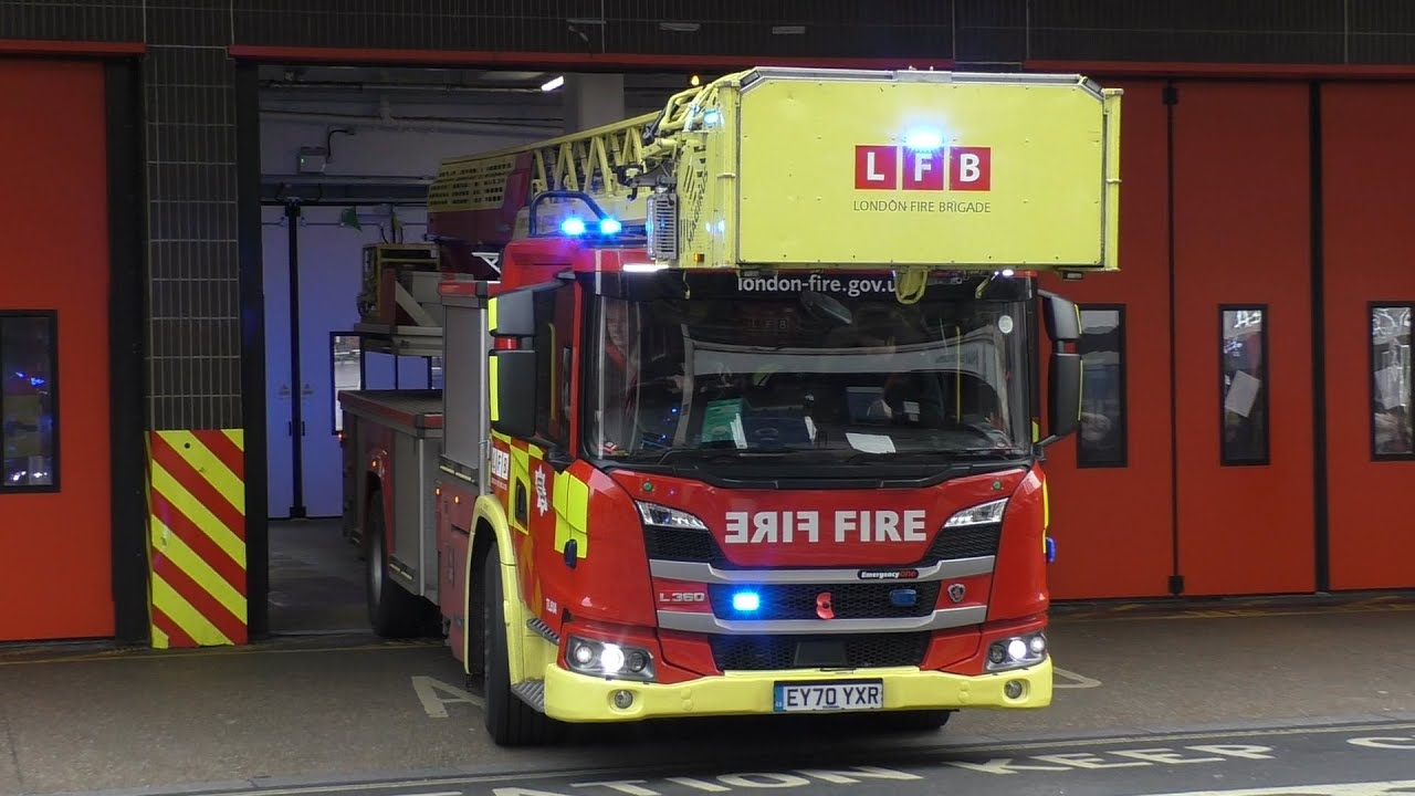 [Airhorn] Pump ladder A241 and Turntable ladder A243 London Fire ...