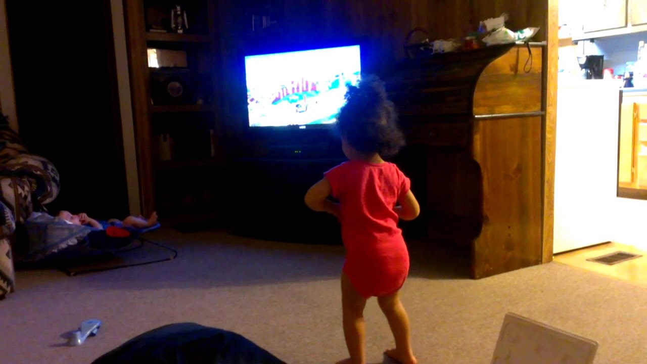 2 year old dancing - YouTube