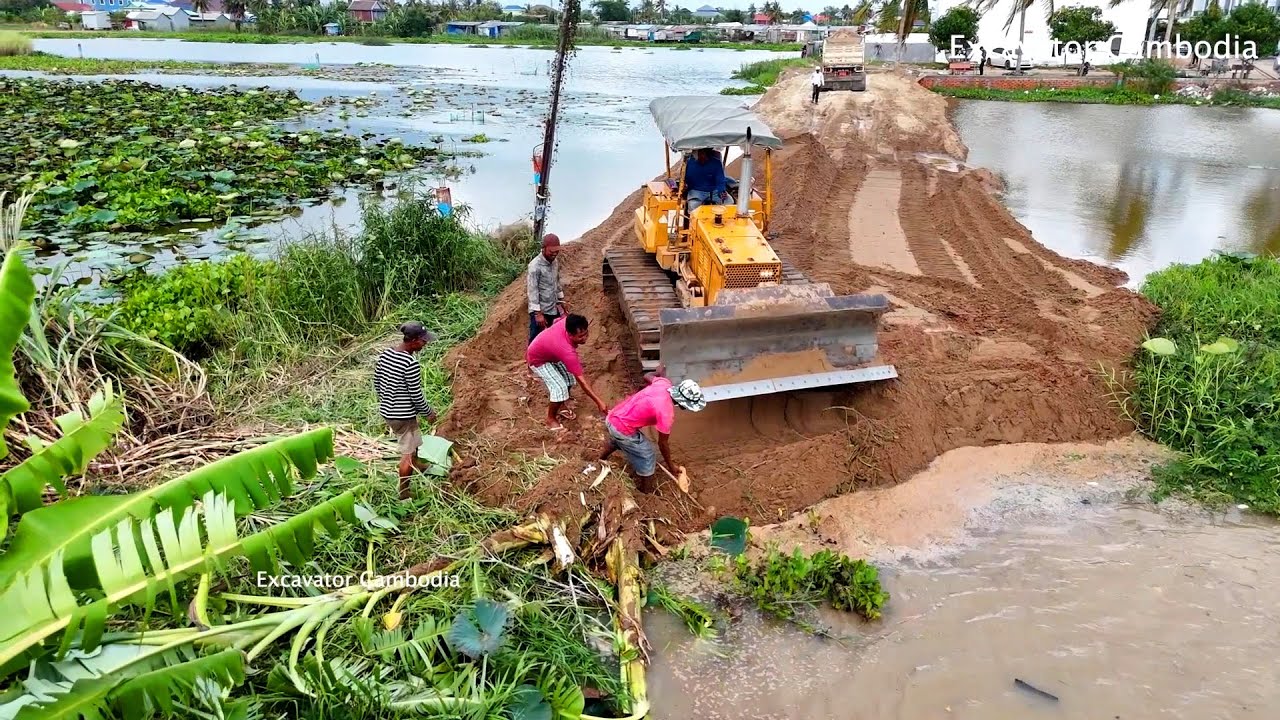 Amazing Full video Dozer is pushing sand to make a dam to prevent ...