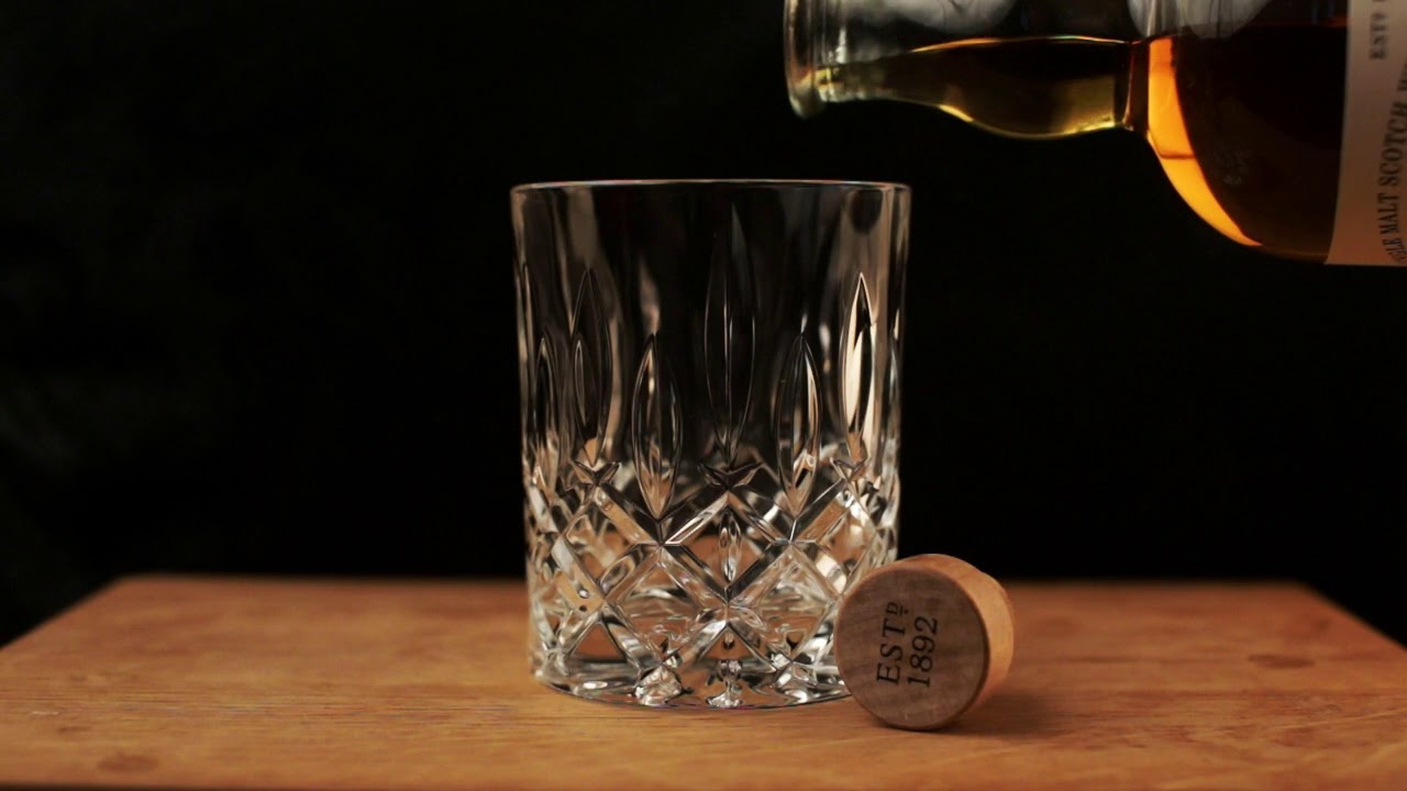 Pouring whiskey @100fps - YouTube