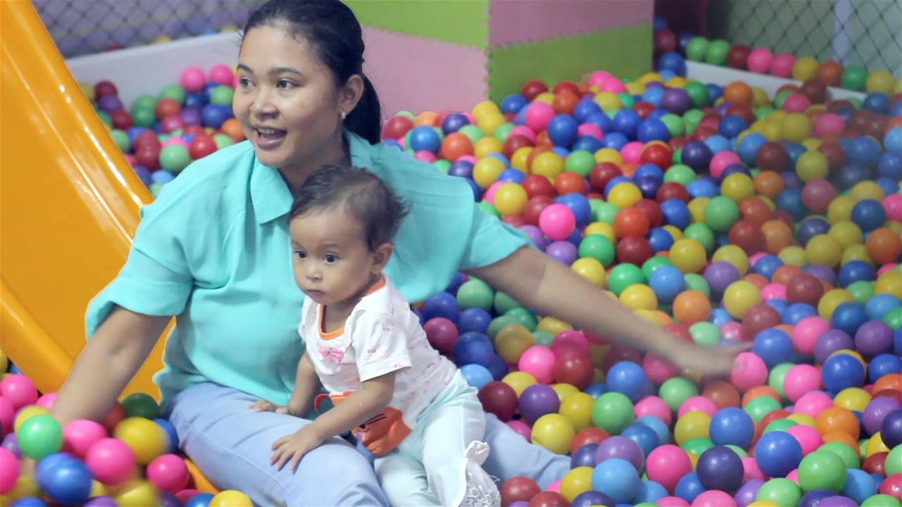 bayi lucu pertamakali bermain di playground - main bola - main plosotan ...