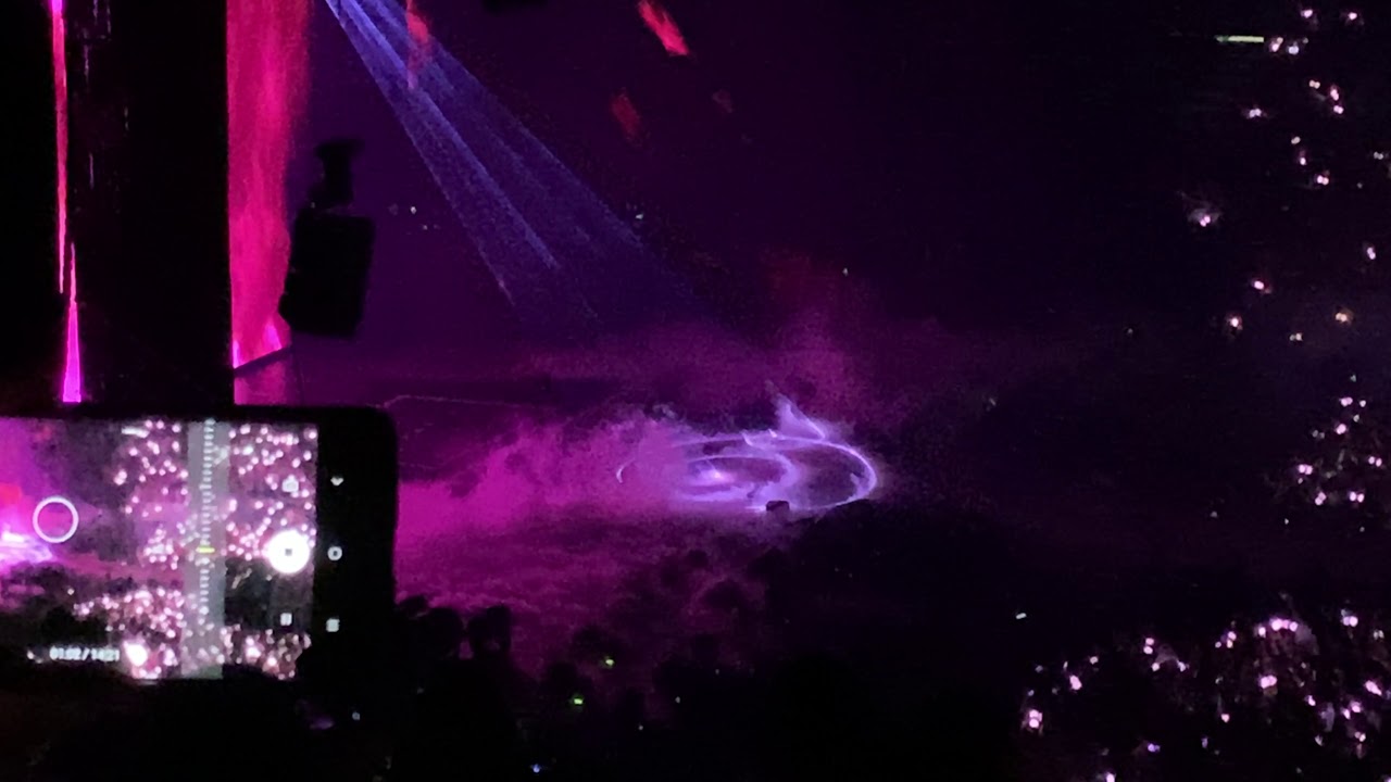 Blackpink concert Chicago coming onto stage - YouTube