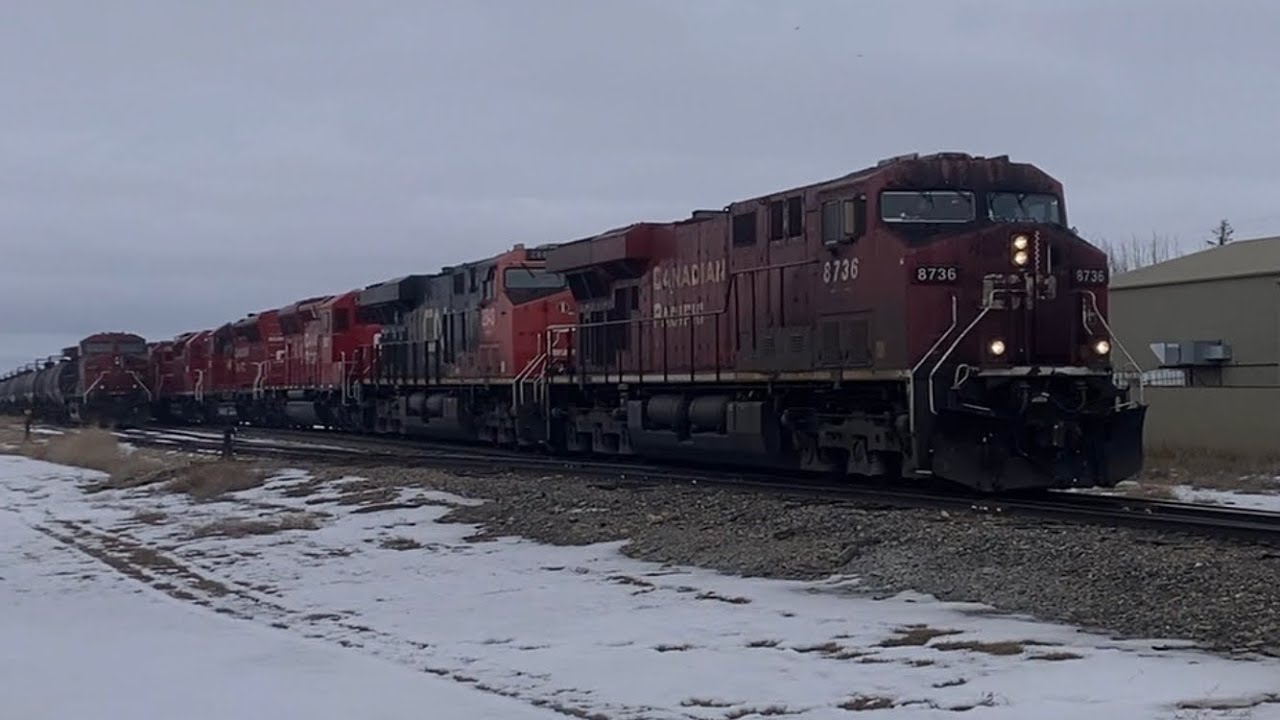 7 locomotives! CN! Very cool train meet! - YouTube