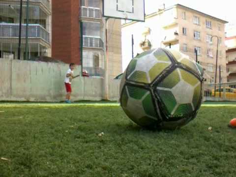 Arkadaşlarla futbol...
