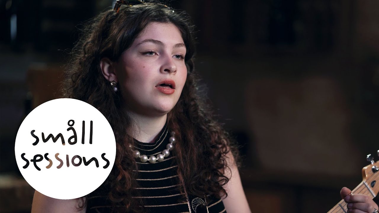 Cosma Joy - The Loneliest Thing (live) | Småll Sessions - YouTube
