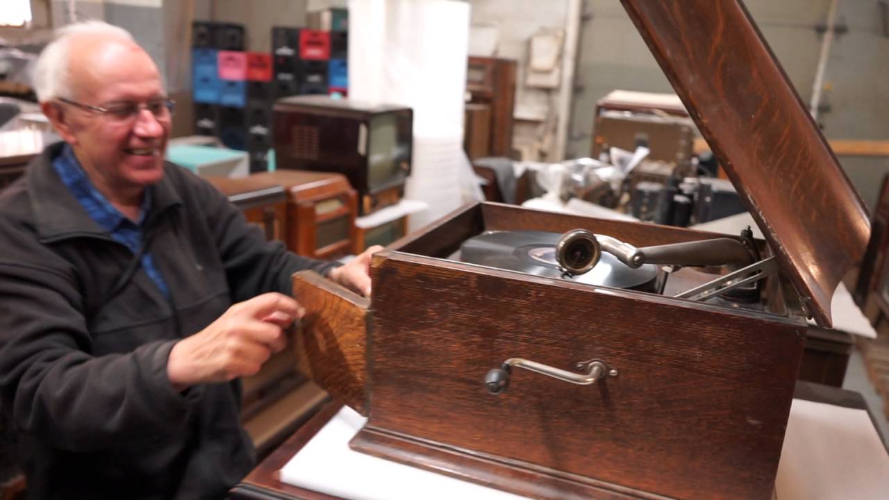 Old Gramophone Emile Berliner Musée des Ondes - YouTube