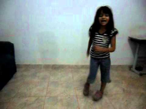 menina 6 anos dança muito.AVI