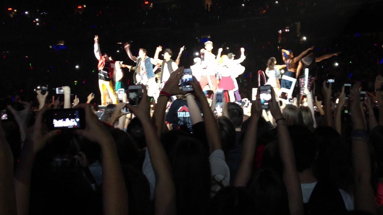 Taylor Swift Red Tour - Toronto 2013 "22" dance sequence - YouTube