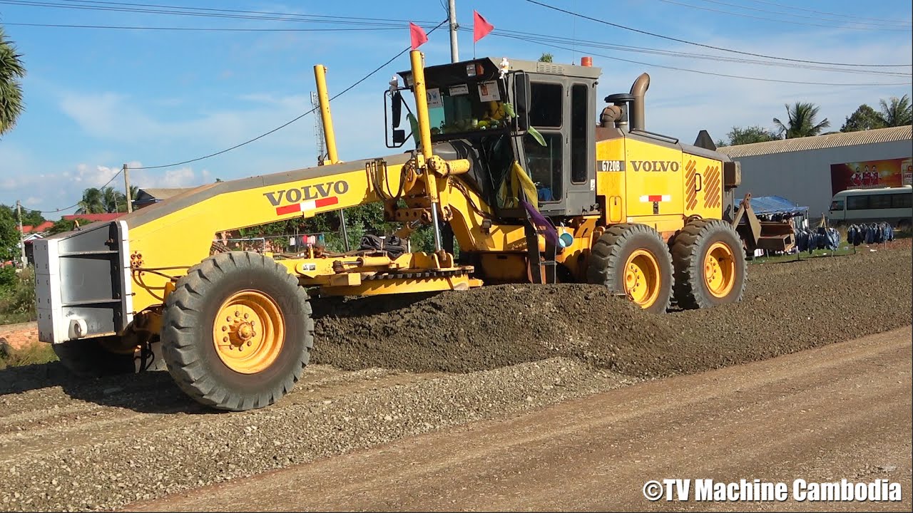 Volvo motor grader G720B Spreading Gravel With Roller Soil Compactor ...