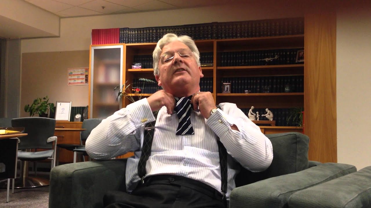 Tying a bowtie with Peter Dunne - YouTube
