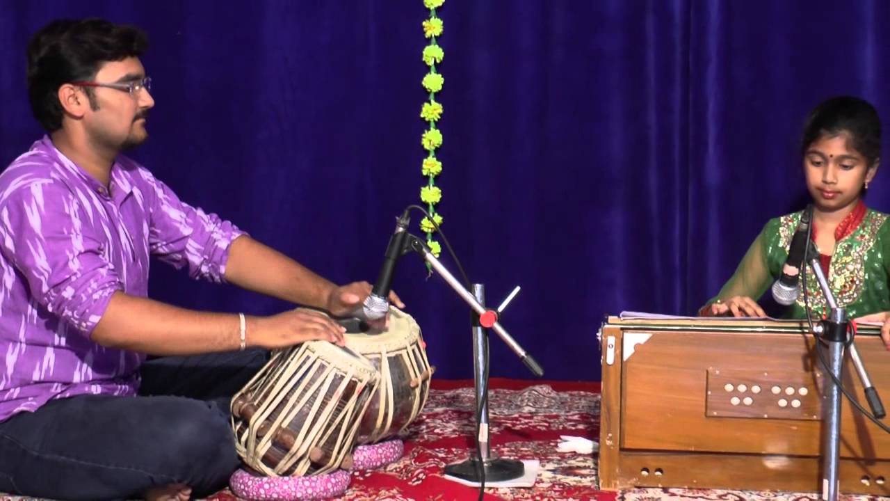Uma Fondeker playing Raag Hamsadhvani on Harmonium - YouTube