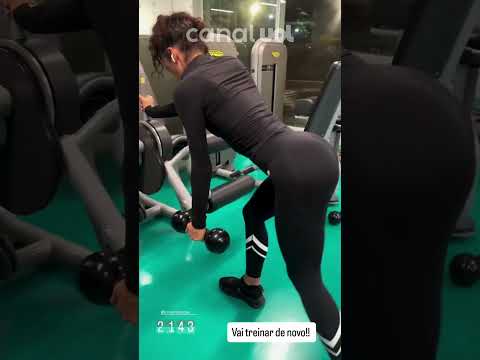 Bruna Marquezine faz agachamento e é filmada por personal durante treino