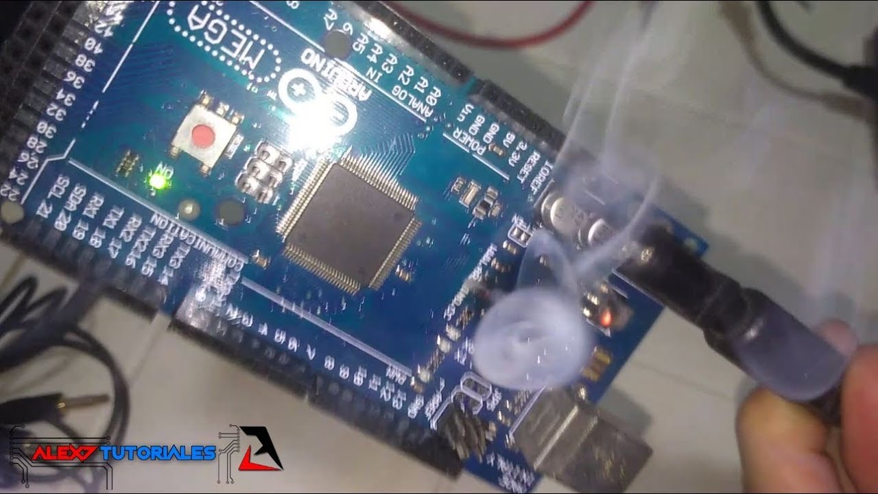 Arduino MEGA Sacando Humo con Fuente Dañada 😣 - YouTube