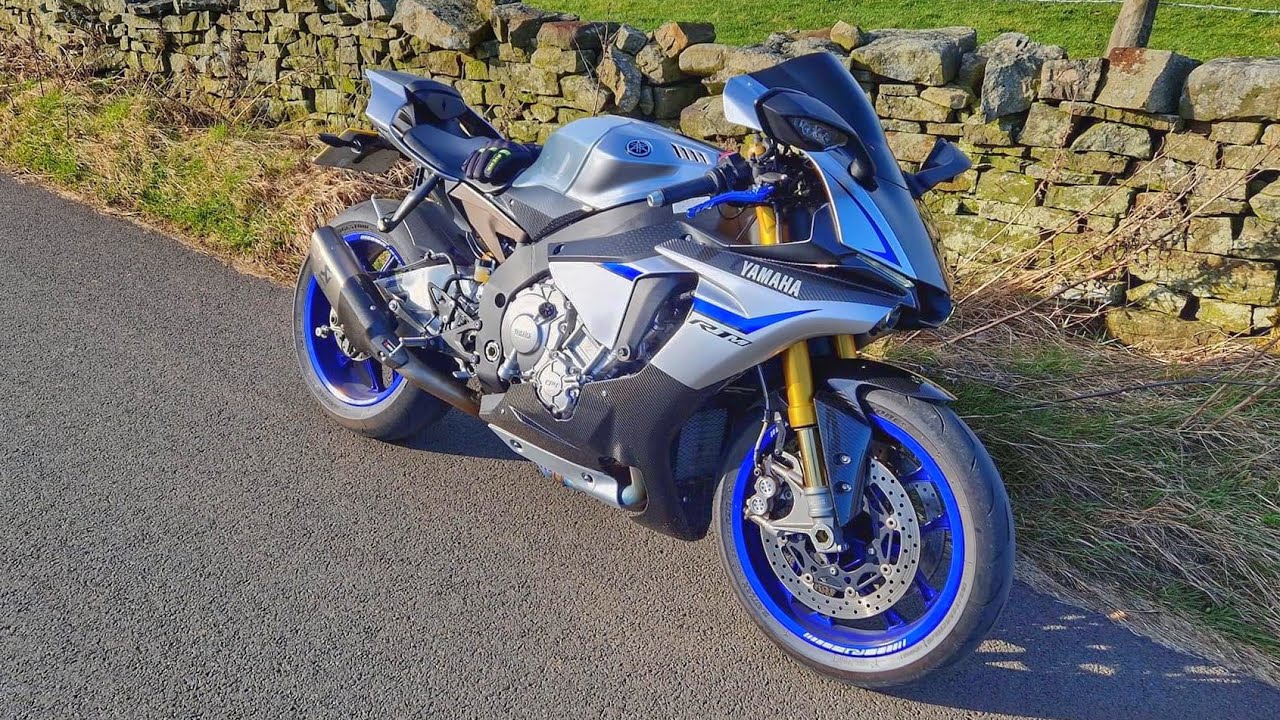 2016 YAMAHA YZF R1M AKRAPOVIČ Exhaust System Sound (Walkaround, Exhaust ...