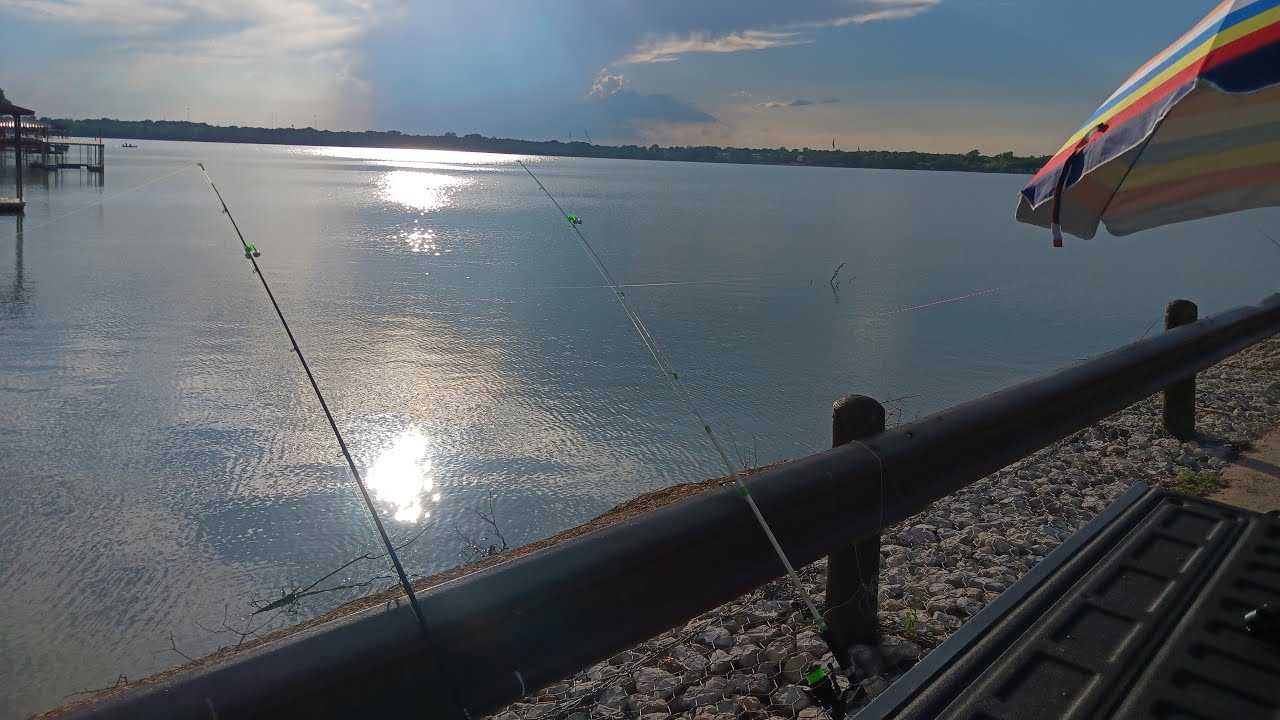 LIVE FISHING LAKE ARLINGTON - YouTube