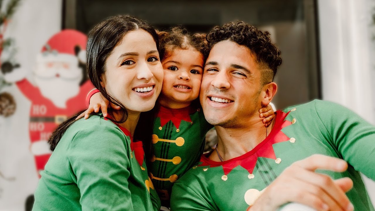 THE CAN FAMILY NEW CHRISTMAS INTRO!!! | CHAMILY VLOGMAS - YouTube