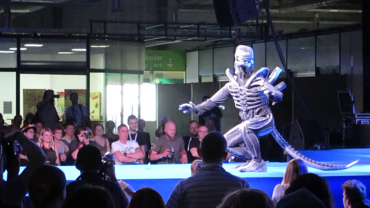 Alien cosplay performance Warsaw Comic Con - YouTube