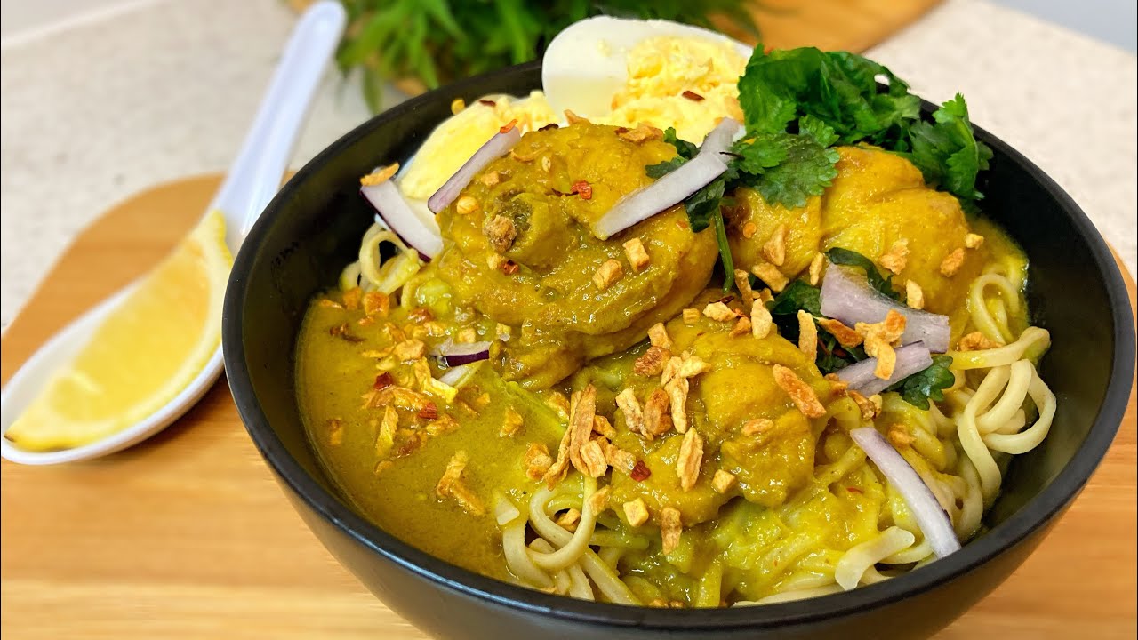 Burmese coconut chicken noodles | Ohn no khao swe | Myanmar street food ...